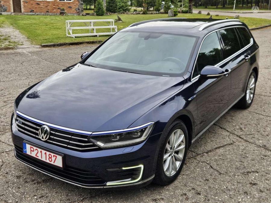 Blue Volkswagen Passat 2016 in Alytus, with an engine capacity of 1.40 L and mileage of 205 thousand km for 10699 €, photo 3 on AUTOMOTO.COM.LV