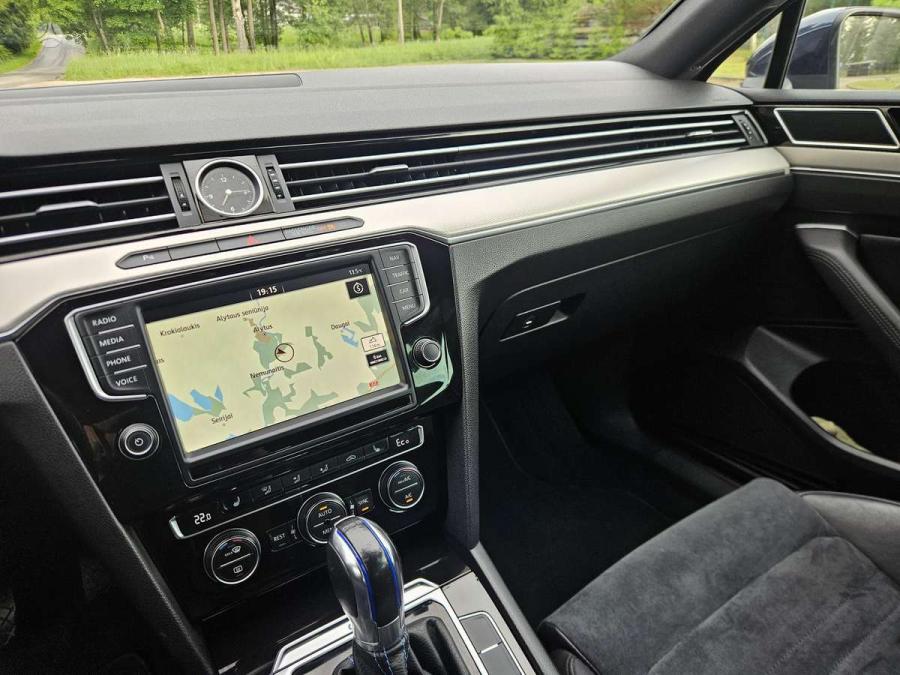 Blue Volkswagen Passat 2016 in Alytus, with an engine capacity of 1.40 L and mileage of 205 thousand km for 10699 €, photo 34 on AUTOMOTO.COM.LV