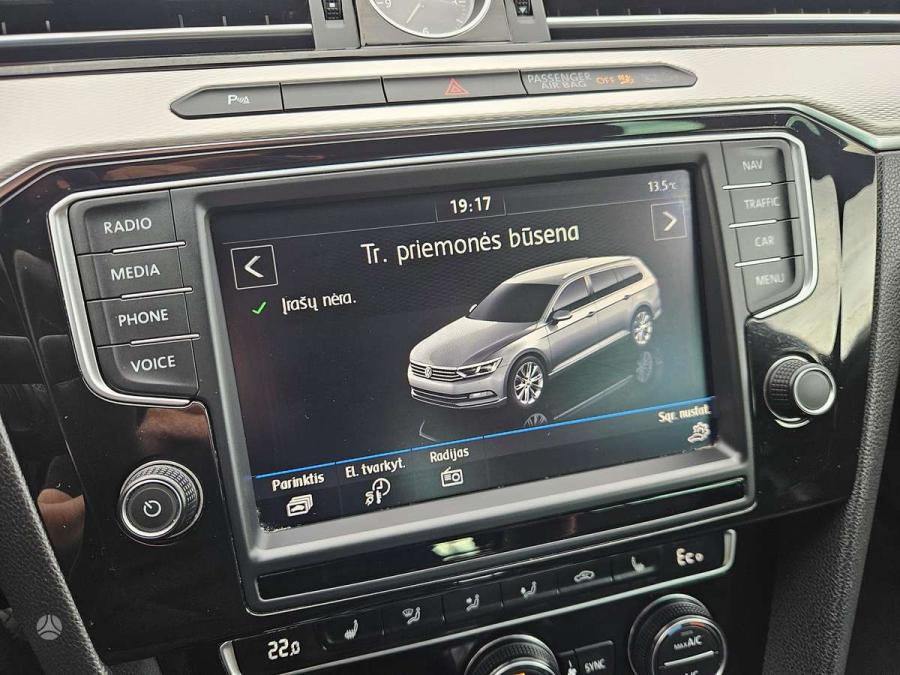 Blue Volkswagen Passat 2016 in Alytus, with an engine capacity of 1.40 L and mileage of 205 thousand km for 10699 €, photo 40 on AUTOMOTO.COM.LV
