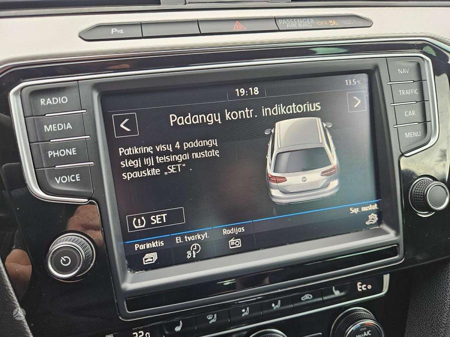 Blue Volkswagen Passat 2016 in Alytus, with an engine capacity of 1.40 L and mileage of 205 thousand km for 10699 €, photo 41 on AUTOMOTO.COM.LV