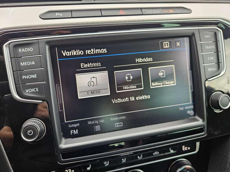 Blue Volkswagen Passat 2016 in Alytus, with an engine capacity of 1.40 L and mileage of 205 thousand km for 10699 €, photo 45 on AUTOMOTO.COM.LV
