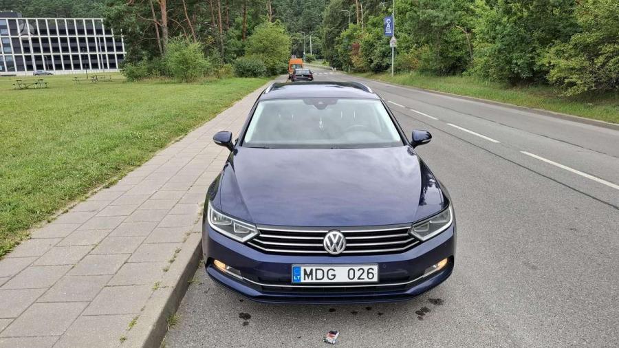 Blue Volkswagen Passat 2017 in Vilnius, with an engine capacity of 1.97 L and mileage of 312 thousand km for 9300 €, photo 1 on AUTOMOTO.COM.LV