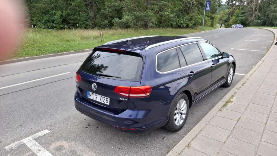 Blue Volkswagen Passat 2017 in Vilnius, with an engine capacity of 1.97 L and mileage of 312 thousand km for 9300 €, photo 5 on AUTOMOTO.COM.LV