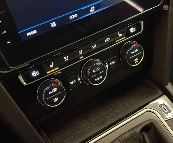 Blue Volkswagen Passat 2019 in Marijampole, with an engine capacity of 1.97 L and mileage of 222 thousand km for 15750 €, photo 5 on AUTOMOTO.COM.LV