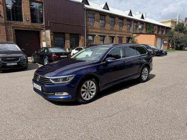 Blue Volkswagen Passat 2019 in Kaunas, with an engine capacity of 1.97 L and mileage of 172 thousand km for 12999 €, photo 1 on AUTOMOTO.COM.LV