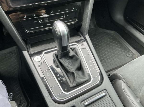 Blue Volkswagen Passat 2021 in Vilnius, with an engine capacity of 1.97 L and mileage of 251 thousand km for 14700 €, photo 7 on AUTOMOTO.COM.LV