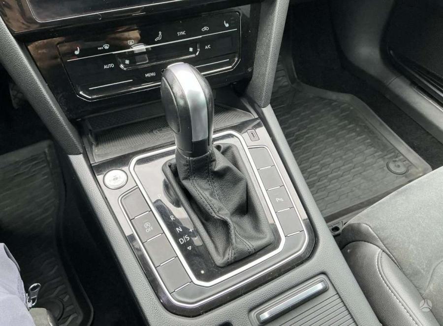 Blue Volkswagen Passat 2021 in Vilnius, with an engine capacity of 1.97 L and mileage of 251 thousand km for 14700 €, photo 8 on AUTOMOTO.COM.LV