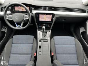 Blue Volkswagen Passat 2021 in Avizieniai, with an engine capacity of 1.40 L and mileage of 138 thousand km for 19550 €, photo 4 on AUTOMOTO.COM.LV