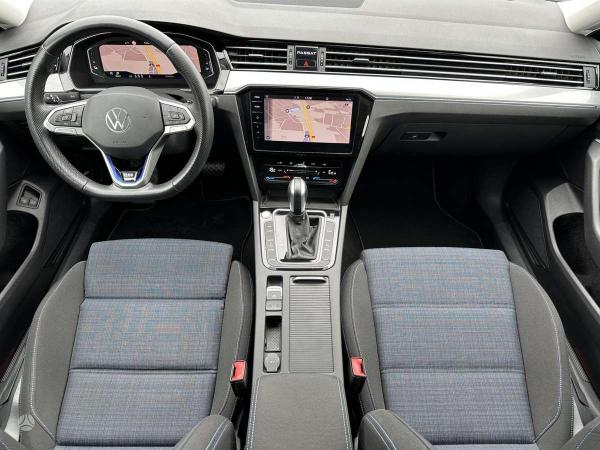 Blue Volkswagen Passat 2021 in Vilnius, with an engine capacity of 1.40 L and mileage of 138 thousand km for 19550 €, photo 3 on AUTOMOTO.COM.LV