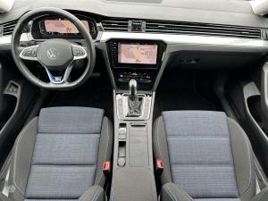 Blue Volkswagen Passat 2021 in Vilnius, with an engine capacity of 1.40 L and mileage of 138 thousand km for 19550 €, photo 4 on AUTOMOTO.COM.LV