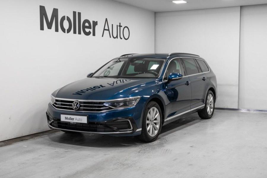 Blue Volkswagen Passat 2022 in Vilnius, with an engine capacity of 1.40 L and mileage of 131 thousand km for 19950 €, photo 1 on AUTOMOTO.COM.LV