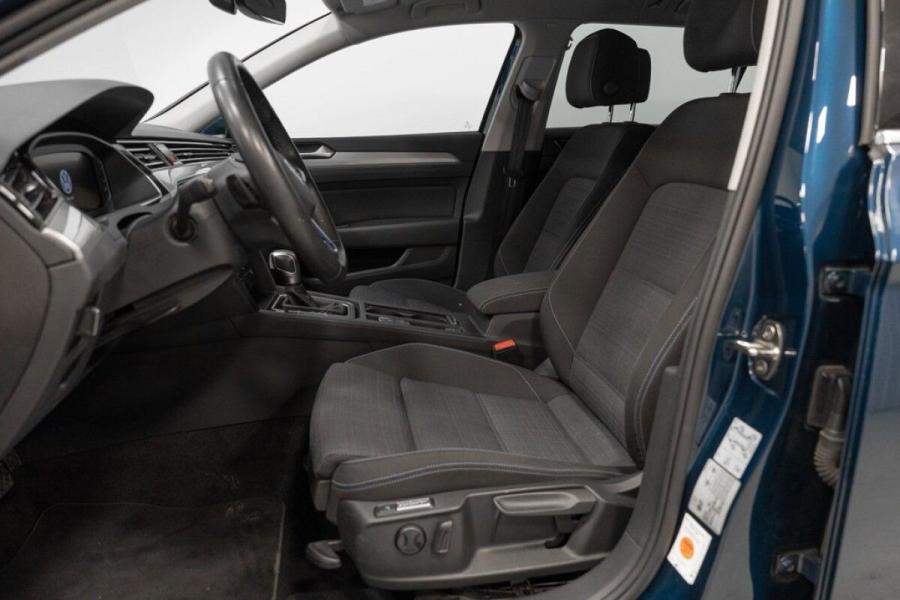 Blue Volkswagen Passat 2022 in Vilnius, with an engine capacity of 1.40 L and mileage of 131 thousand km for 19950 €, photo 6 on AUTOMOTO.COM.LV