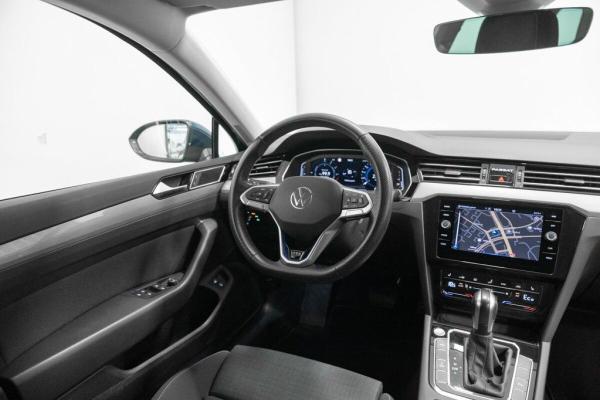 Blue Volkswagen Passat 2022 in Vilnius, with an engine capacity of 1.40 L and mileage of 131 thousand km for 19950 €, photo 10 on AUTOMOTO.COM.LV