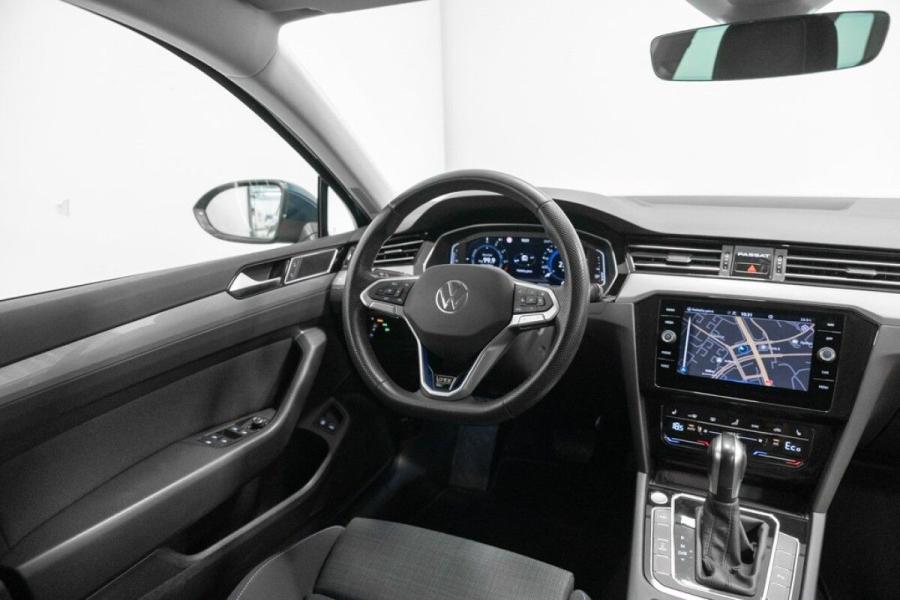 Blue Volkswagen Passat 2022 in Vilnius, with an engine capacity of 1.40 L and mileage of 131 thousand km for 19950 €, photo 11 on AUTOMOTO.COM.LV