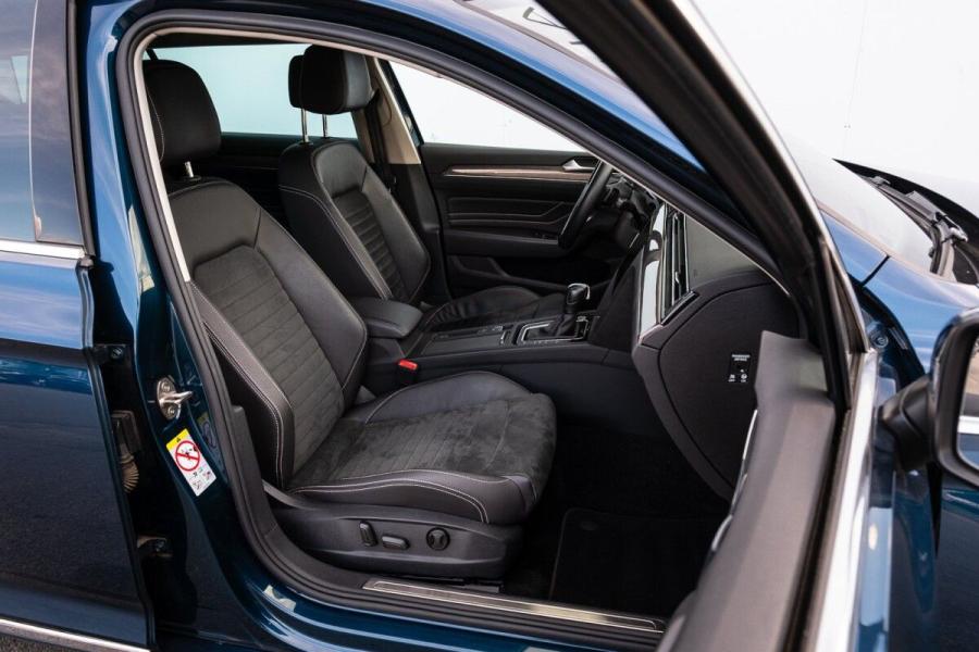 Blue Volkswagen Passat 2023 in Riga, with an engine capacity of 2.00 L and mileage of 135 thousand km for 24500 €, photo 7 on AUTOMOTO.COM.LV