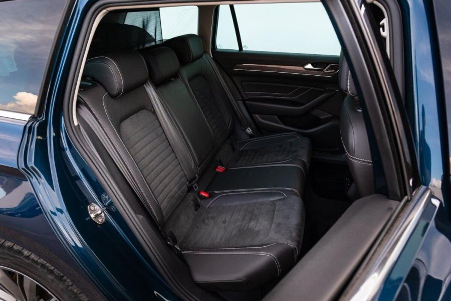 Blue Volkswagen Passat 2023 in Riga, with an engine capacity of 2.00 L and mileage of 135 thousand km for 24500 €, photo 8 on AUTOMOTO.COM.LV