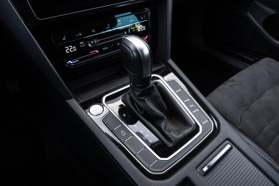 Blue Volkswagen Passat 2023 in Riga, with an engine capacity of 2.00 L and mileage of 135 thousand km for 24500 €, photo 21 on AUTOMOTO.COM.LV