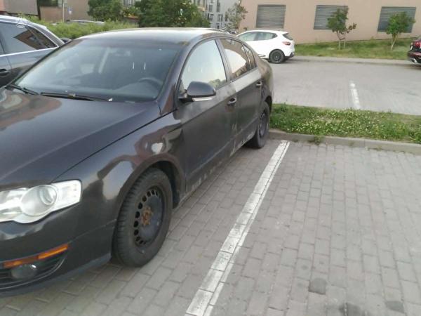 Brown Volkswagen Passat 2005 in Vilnius, with an engine capacity of 1.97 L and mileage of 390 thousand km for 900 €, photo 3 on AUTOMOTO.COM.LV
