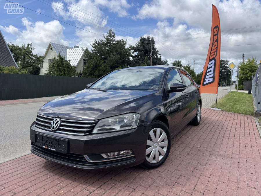 Brown Volkswagen Passat 2011 in Kaunas, with an engine capacity of 1.60 L and mileage of 250 thousand km for 4499 €, photo 1 on AUTOMOTO.COM.LV