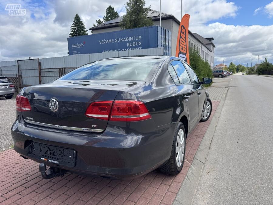 Brown Volkswagen Passat 2011 in Kaunas, with an engine capacity of 1.60 L and mileage of 250 thousand km for 4499 €, photo 4 on AUTOMOTO.COM.LV