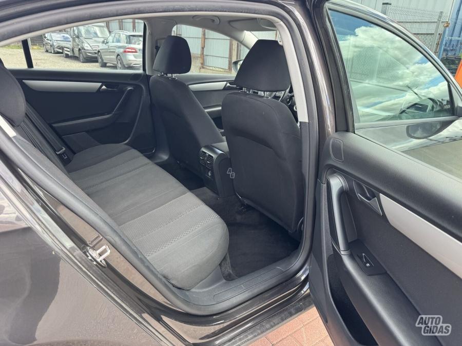 Brown Volkswagen Passat 2011 in Kaunas, with an engine capacity of 1.60 L and mileage of 250 thousand km for 4499 €, photo 8 on AUTOMOTO.COM.LV
