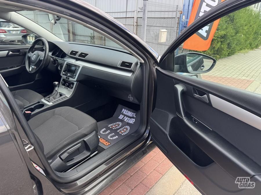 Brown Volkswagen Passat 2011 in Kaunas, with an engine capacity of 1.60 L and mileage of 250 thousand km for 4499 €, photo 9 on AUTOMOTO.COM.LV