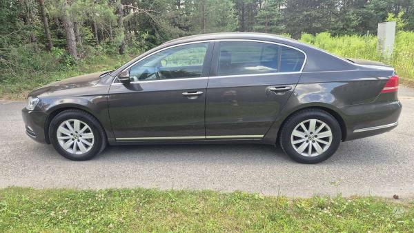 Brown Volkswagen Passat 2014 in Vilnius, with an engine capacity of 1.39 L and mileage of 179 thousand km for 4499 €, photo 5 on AUTOMOTO.COM.LV