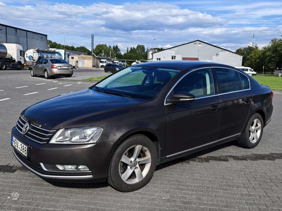 Brown Volkswagen Passat 2014 in Vilnius, with an engine capacity of 1.97 L and mileage of 360 thousand km for 4500 €, photo 1 on AUTOMOTO.COM.LV
