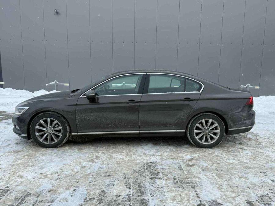 Brown Volkswagen Passat 2015 in Vilnius, with an engine capacity of 2.00 L and mileage of 117 thousand km for 12950 €, photo 3 on AUTOMOTO.COM.LV