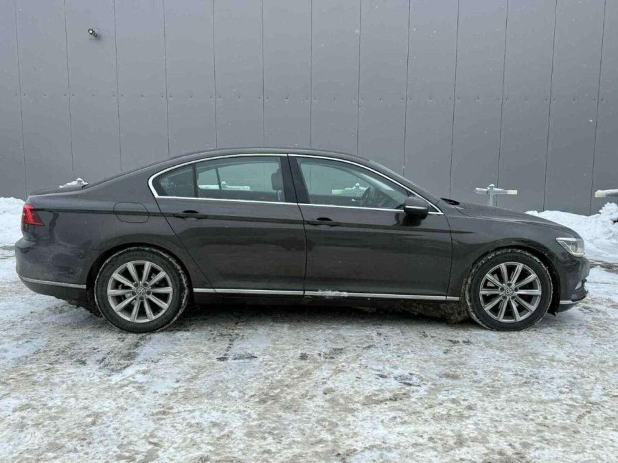 Brown Volkswagen Passat 2015 in Vilnius, with an engine capacity of 2.00 L and mileage of 117 thousand km for 12950 €, photo 6 on AUTOMOTO.COM.LV