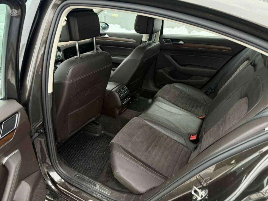 Brown Volkswagen Passat 2015 in Vilnius, with an engine capacity of 2.00 L and mileage of 117 thousand km for 12950 €, photo 8 on AUTOMOTO.COM.LV