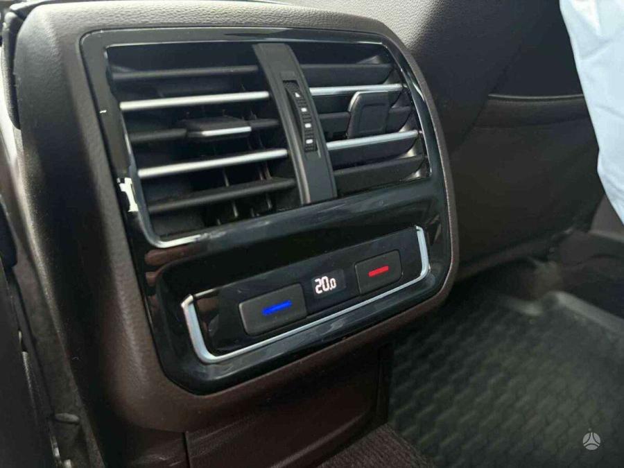 Brown Volkswagen Passat 2015 in Vilnius, with an engine capacity of 2.00 L and mileage of 117 thousand km for 12950 €, photo 9 on AUTOMOTO.COM.LV