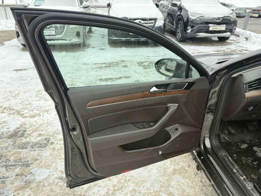 Brown Volkswagen Passat 2015 in Vilnius, with an engine capacity of 2.00 L and mileage of 117 thousand km for 12950 €, photo 10 on AUTOMOTO.COM.LV