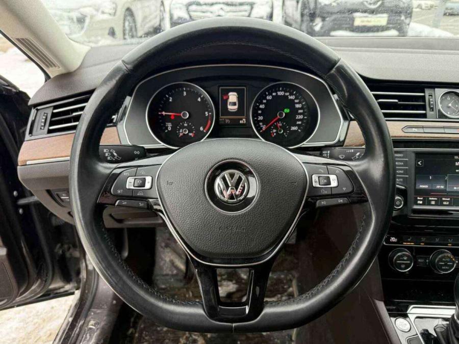 Brown Volkswagen Passat 2015 in Vilnius, with an engine capacity of 2.00 L and mileage of 117 thousand km for 12950 €, photo 15 on AUTOMOTO.COM.LV
