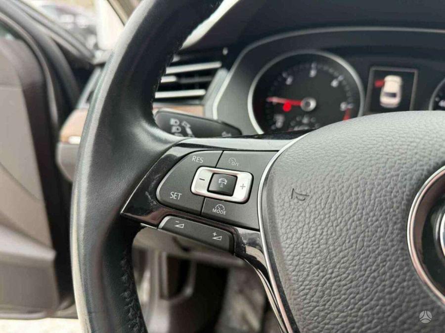 Brown Volkswagen Passat 2015 in Vilnius, with an engine capacity of 2.00 L and mileage of 117 thousand km for 12950 €, photo 16 on AUTOMOTO.COM.LV