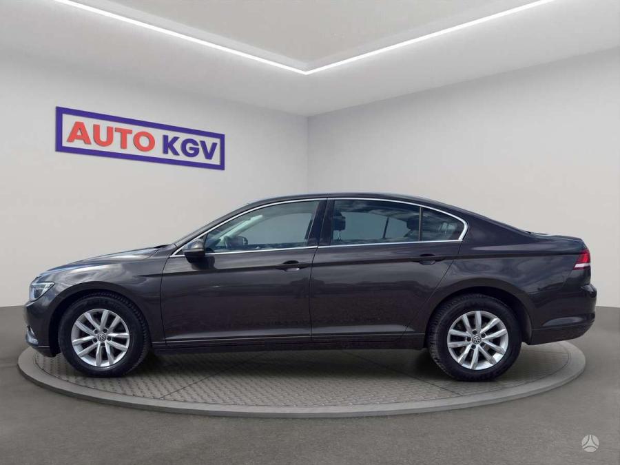 Brown Volkswagen Passat 2015 in Kaunas, with an engine capacity of 2.00 L and mileage of 253 thousand km for 9999 €, photo 3 on AUTOMOTO.COM.LV