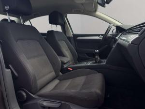 Brown Volkswagen Passat 2015 in Kaunas, with an engine capacity of 2.00 L and mileage of 253 thousand km for 9999 €, photo 9 on AUTOMOTO.COM.LV