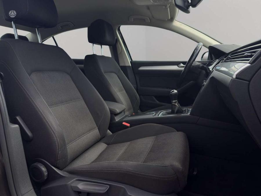 Brown Volkswagen Passat 2015 in Kaunas, with an engine capacity of 2.00 L and mileage of 253 thousand km for 9999 €, photo 9 on AUTOMOTO.COM.LV