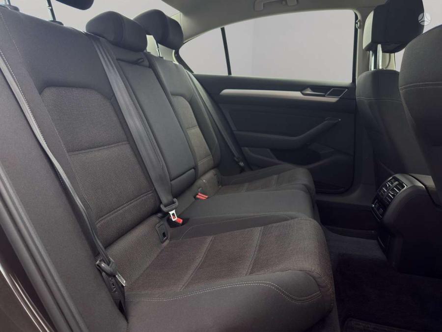 Brown Volkswagen Passat 2015 in Kaunas, with an engine capacity of 2.00 L and mileage of 253 thousand km for 9999 €, photo 10 on AUTOMOTO.COM.LV