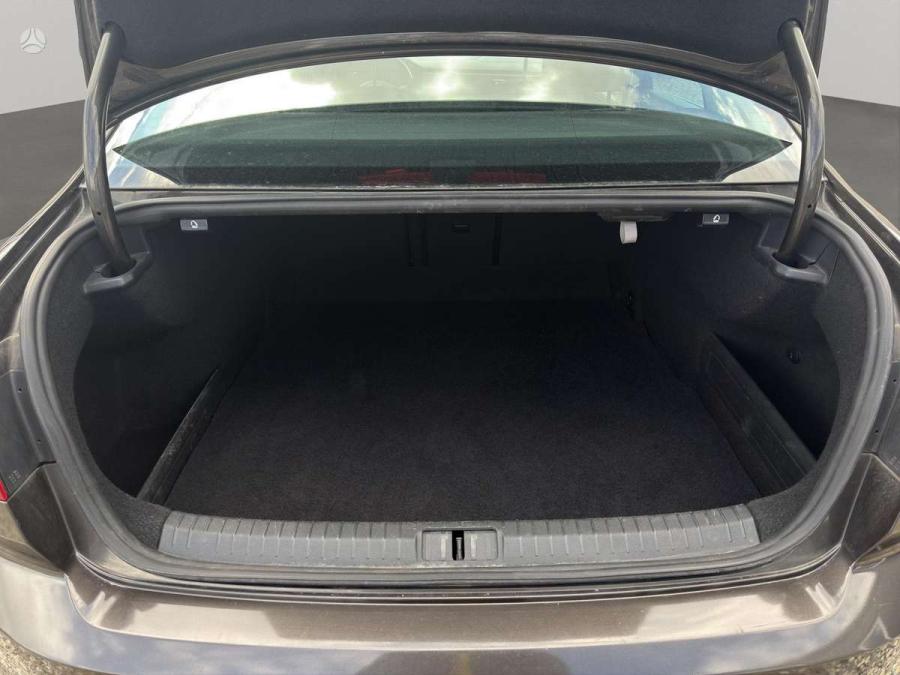 Brown Volkswagen Passat 2015 in Kaunas, with an engine capacity of 2.00 L and mileage of 253 thousand km for 9999 €, photo 11 on AUTOMOTO.COM.LV