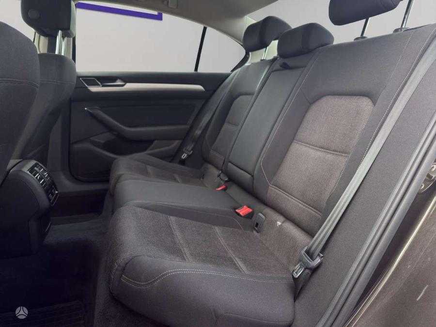 Brown Volkswagen Passat 2015 in Kaunas, with an engine capacity of 2.00 L and mileage of 253 thousand km for 9999 €, photo 12 on AUTOMOTO.COM.LV
