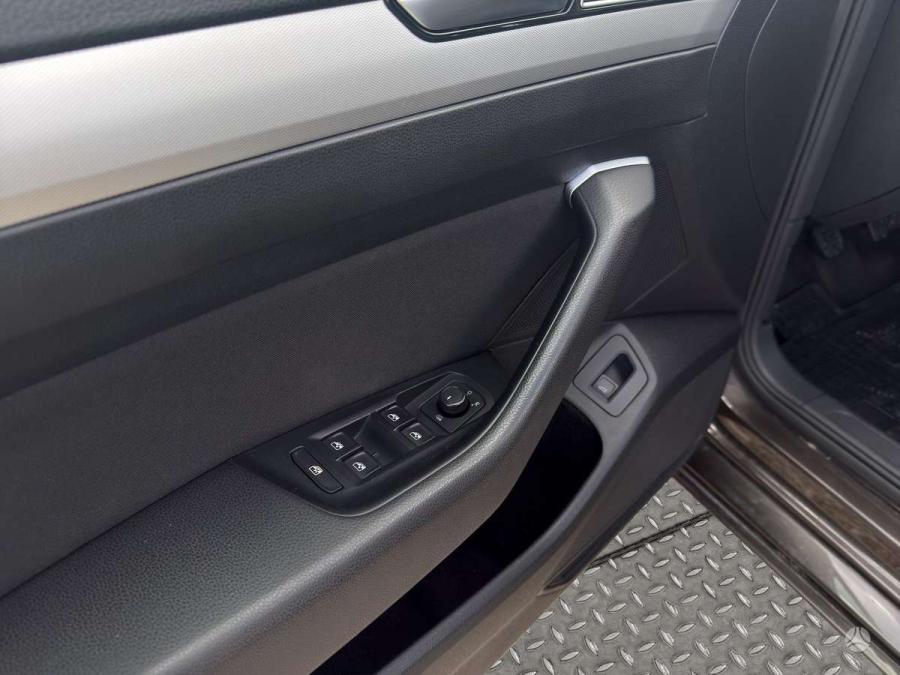 Brown Volkswagen Passat 2015 in Kaunas, with an engine capacity of 2.00 L and mileage of 253 thousand km for 9999 €, photo 14 on AUTOMOTO.COM.LV