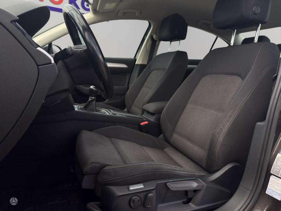 Brown Volkswagen Passat 2015 in Kaunas, with an engine capacity of 2.00 L and mileage of 253 thousand km for 9999 €, photo 15 on AUTOMOTO.COM.LV