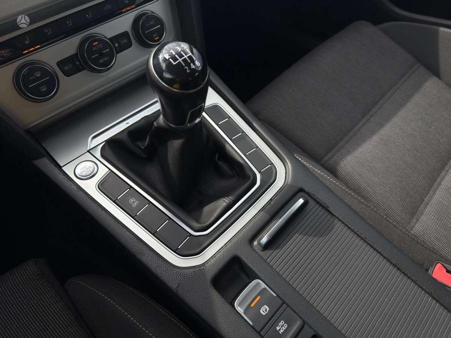 Brown Volkswagen Passat 2015 in Kaunas, with an engine capacity of 2.00 L and mileage of 253 thousand km for 9999 €, photo 16 on AUTOMOTO.COM.LV