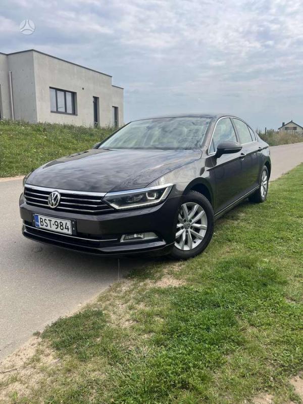 Brown Volkswagen Passat 2015 in Vilnius, with an engine capacity of 1.60 L and mileage of 340 thousand km for 7399 €, photo 2 on AUTOMOTO.COM.LV