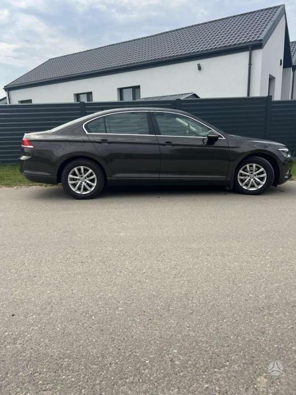 Brown Volkswagen Passat 2015 in Vilnius, with an engine capacity of 1.60 L and mileage of 340 thousand km for 7399 €, photo 3 on AUTOMOTO.COM.LV