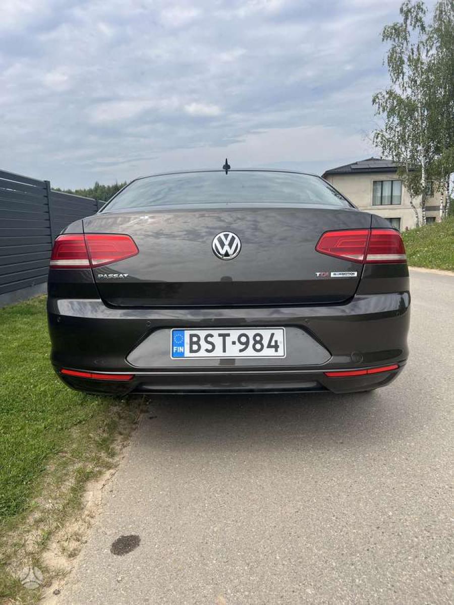 Brown Volkswagen Passat 2015 in Vilnius, with an engine capacity of 1.60 L and mileage of 340 thousand km for 7399 €, photo 7 on AUTOMOTO.COM.LV