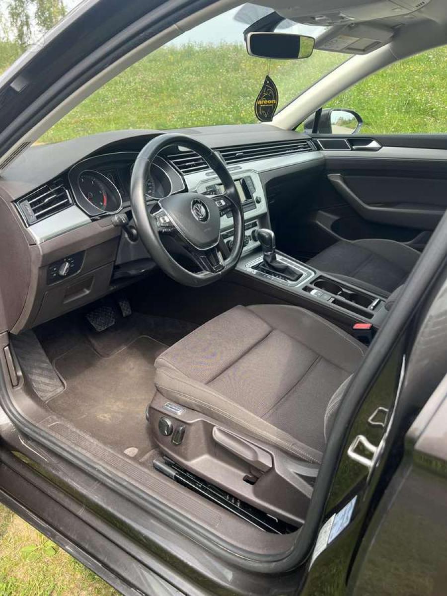 Brown Volkswagen Passat 2015 in Vilnius, with an engine capacity of 1.60 L and mileage of 340 thousand km for 7399 €, photo 10 on AUTOMOTO.COM.LV