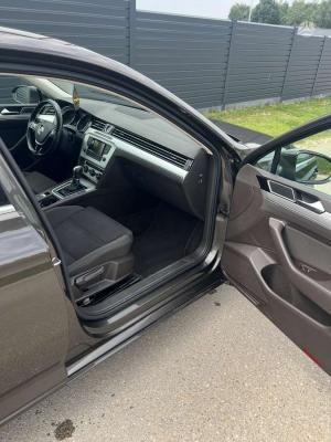 Brown Volkswagen Passat 2015 in Vilnius, with an engine capacity of 1.60 L and mileage of 340 thousand km for 7399 €, photo 12 on AUTOMOTO.COM.LV