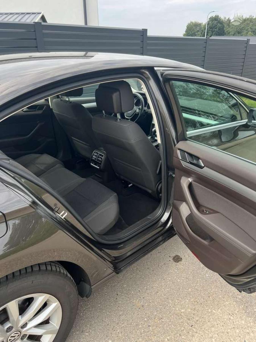Brown Volkswagen Passat 2015 in Vilnius, with an engine capacity of 1.60 L and mileage of 340 thousand km for 7399 €, photo 13 on AUTOMOTO.COM.LV